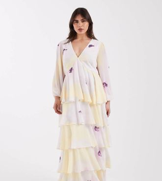 Pretty Lavish Curve Maxikleid mit R&uuml;schen und Blumenmuster in Flieder und Gelb-Lila