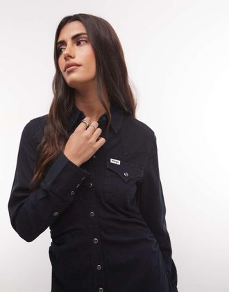 Wrangler Jeans-Maxikleid mit taillierter Taille in Schwarz