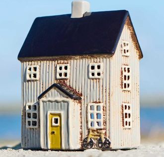 Ib Laursen Lichthaus VISBY Beige mit Fahrrad vor der Tür 18 cm Keramik