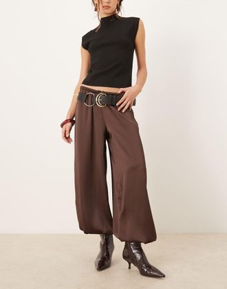 Gina Tricot Gina Tricot - Satin-Ballonhose in Schokobraun-Brown