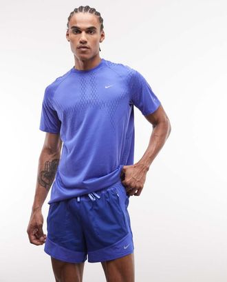 Nike Stride Dri-FIT Novelty - Gef&uuml;tterte Shorts in Blau, 5 Zoll Schrittl&auml;nge