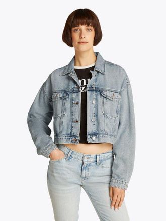 Tommy Jeans Jeansjacke OVSZ CROP TRUCKER JACKET BI6012 mit kurzem Schnitt, in blauer Waschung, mit Brusttaschen