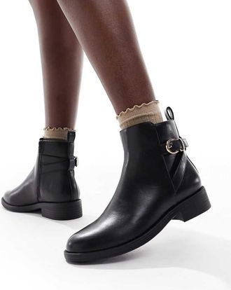 New Look Flache Stiefeletten in Schwarz mit Schnallenverzierung, weite Passform