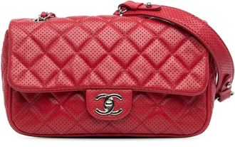 Chanel Hobo Bags - Medium Perforated Lambskin Punch Flap - Gr. unisize - in Rot - f&uuml;r Damen