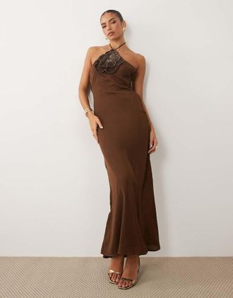 Beauut Asymmetrisches Satin-Maxikleid in Schokobraun mit Blumenverzierung und Neckholder-Detail