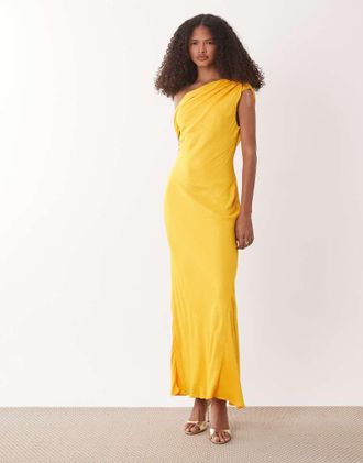 Nobody's Child Minka - Robe longue en satin avec &eacute;paule tombante - Jaune