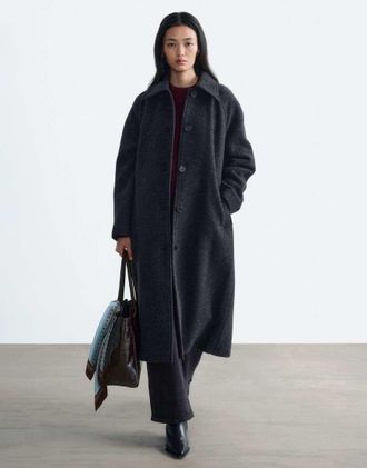 & Other Stories long manteau boutonn&eacute; avec ceinture en gris fonc&eacute;