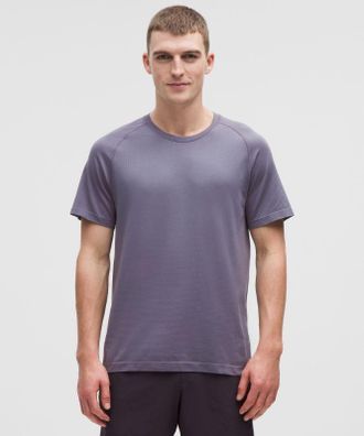 lululemon Metal Vent Tech T-Shirt f&uuml;r M&auml;nner - Gr&ouml;&szlig;e 2XL in Grape Mist