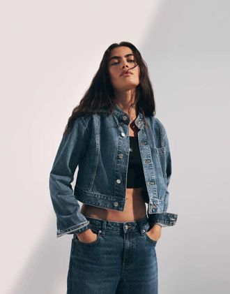 Calvin Klein Jeans veste en jean courte boutonn&eacute;e avec col montant en bleu
