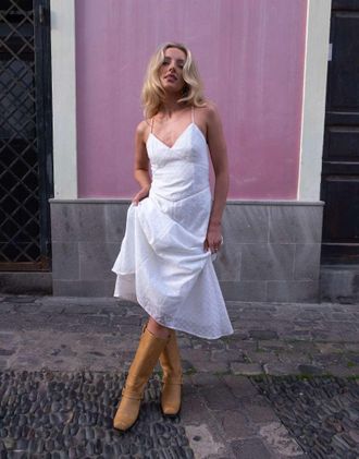 Daisy Street x Emma Jeans - Midaxi-Kleid in Wei&szlig; mit Lochstickerei, tiefer Taille und &uuml;berkreuzten R&uuml;ckentr&auml;gern