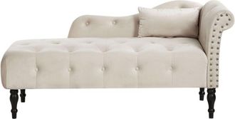 Beliani Chaiselongue Rechtsseitig Hellbeige Samtstoff mit Kissen Hohe R&uuml;ckenlehne Armlehnen Gedrechselte Holzf&uuml;&szlig;e Nieten Kn&ouml;pfe Retro Chesterfield