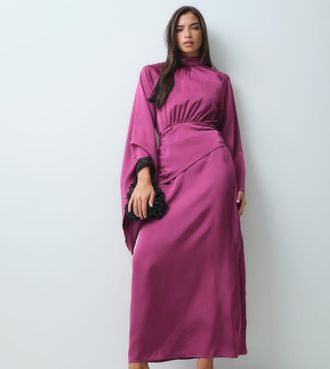 KAIIA exklusives Maxikleid aus Satin mit hohem Ausschnitt und Drapierungs&auml;rmeldetail in Pflaume-Lila