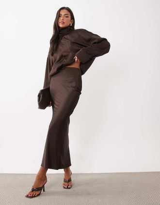 KAIIA ensemble 2 pi&egrave;ces exclusif jupe longue satin&eacute;e coup&eacute;e en biais couleur chocolat-Marron