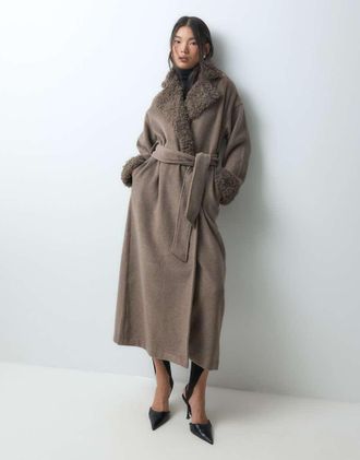 Object Maximantel mit Bindeg&uuml;rtel und faux-fur-Kragen in Fossil-Braun