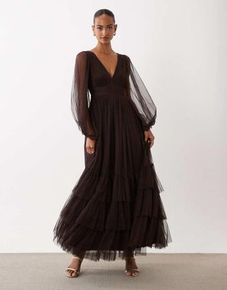 Lace & Beads robe longue en tulle &agrave; manches transparentes, d&eacute;collet&eacute; plongeant et &agrave; volants, couleur chocolat-Marron