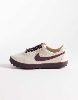Nike Astrograbber - Sneaker in Creme und Burgunderrot mit Schn&uuml;rb&auml;ndern-Brown