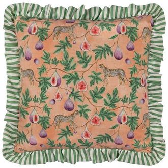 furn. Wylder Tropics Okara Leoparden- und Feigen-bedrucktes, mit R&uuml;schen und Federn gef&uuml;lltes Kissen - Pfirsich/Gr&uuml;n - 50 x 50 cm