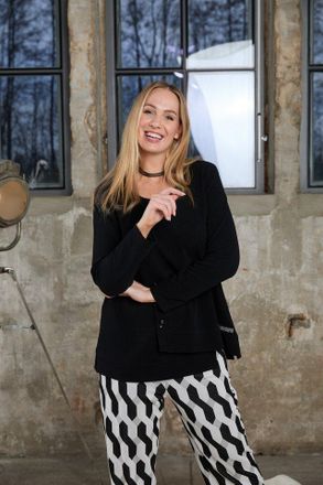 Mona Lisa Rundhalspullover Gro&szlig;e Gr&ouml;&szlig;e schwarz mit Rippstruktur und Kn&ouml;pfen als modisches Akzent