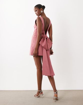 Asos Robe droite courte &agrave; encolure bateau avec dos ouvert et noeud - Rose