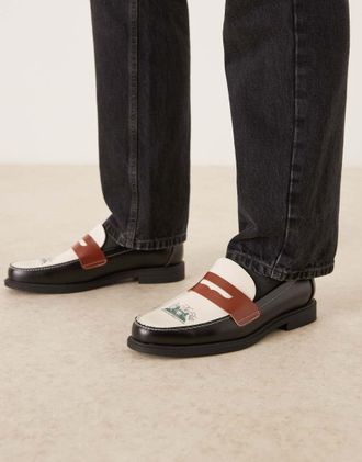 Asos Penny-Loafer in drei Farbt&ouml;nen mit Text-Grafik-Bunt