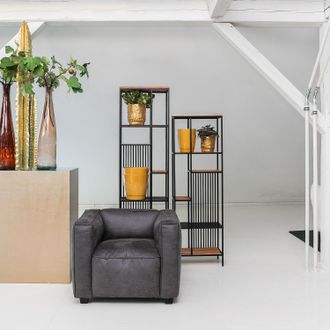 Red Living home24 Regal Uulu IV Böden: Massivholz Akazie, gebeizt & lackiert Gestell: Metall, lackiert Schwarz 50 x 155 x 30cm