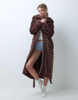 Loungeable Fleece-Bademantel mit Kapuze und Bubble-Schnitt in Schokobraun, Midi-L&auml;nge