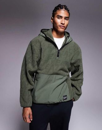 Emporio Armani Armani EA7 - Oberteil aus Polarfleece in Gr&uuml;n mit Kapuze und gepr&auml;gtem Logo
