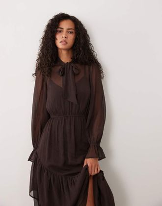 Wednesday's Girl Langarm-Midaxi-Kleid mit Volant-Detail in Schokobraun-Lila