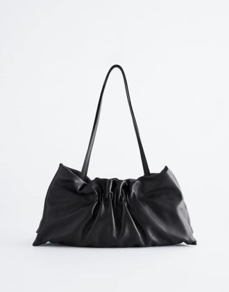 & Other Stories sac port&eacute; &eacute;paule en cuir fronc&eacute; noir