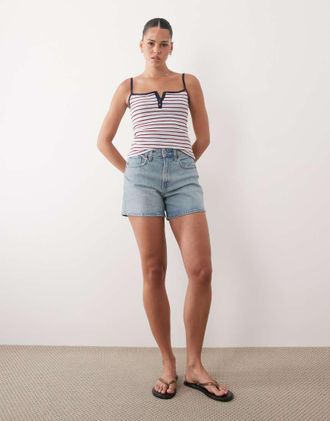 Abercrombie & Fitch Curve Love - Jeansshorts in verblichenem Blau mit hohem Bund und eingefasstem Saum