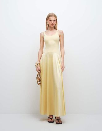 Ra-Re London - Robe longue en satin avec taille basse et encolure d&eacute;gag&eacute;e - Jaune