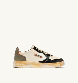Autry BASKETS MEDALIST LOW SUPER VINTAGE EN CUIR BLANC NOIR ET COVERT GREEN