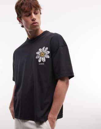 AllSaints Petals - Kurz&auml;rmliges T-Shirt in verwaschenem Schwarz mit Logo- und R&uuml;ckenprint