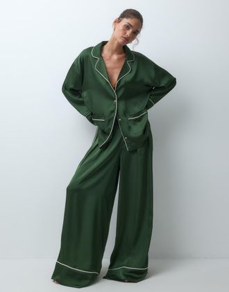 Asos Oversize-Pyjama-Set aus Satin in Smaragdgr&uuml;n mit cremefarbener Paspelierung