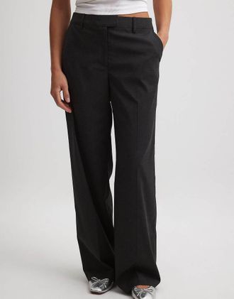 NA-KD Pantalon de tailleur avec poches &agrave; rabat - Gris fonc&eacute;