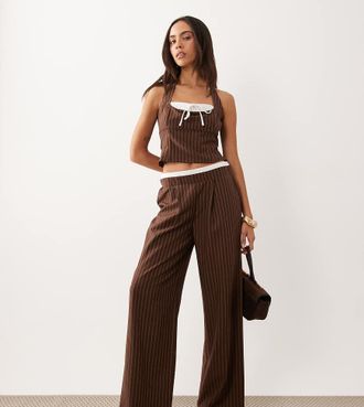 the frolic Exclusivit&eacute; - Ensemble avec pantalon droit et double bande contrastante &agrave; la taille - Chocolat &agrave; rayures fines-Neutre