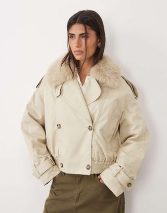 Gina Tricot Gina Tricot kurze Jacke mit faux-fur-Kragen in Beige-Neutral