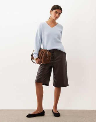 Threadbare strukturierte Bermudashorts in Lederoptik mit schmalem Schnitt in Schokobraun