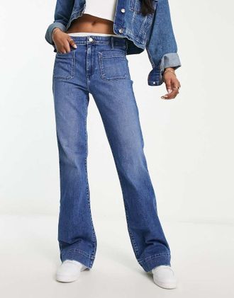 Wrangler jean &eacute;vas&eacute; avec poches avant en bleu moyen