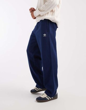 adidas Originals Essentials - Pantalon &agrave; logo tr&egrave;fle avec ourlet ouvert - Indigo nuit-Bleu