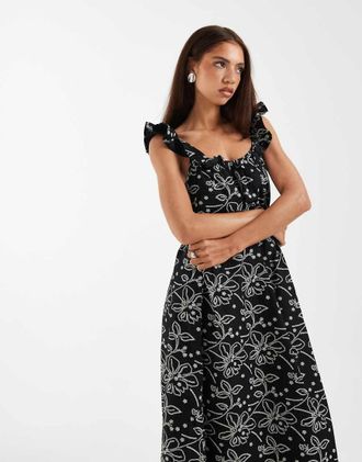 Vero Moda Midikleid in Schwarz mit wei&szlig;em Blumenmuster und Camisole-R&uuml;schentr&auml;gern