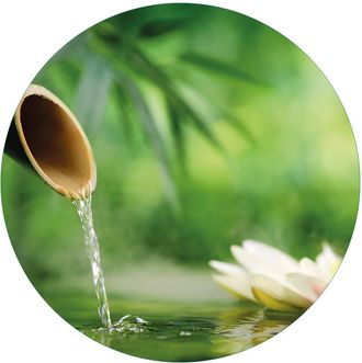 Wallario Glasbild rund Seerosen und Bambus auf dem Wasser - Rund, 50 cm Durchmesser Wandbild Glas in Premium-Qualität: Brillante Farben, freischwebende Optik