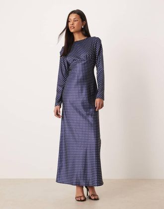 Asos Maxikleid aus Satin in Marineblau mit Punktemuster, Schr&auml;gschnitt und Detail an der Brustpartie