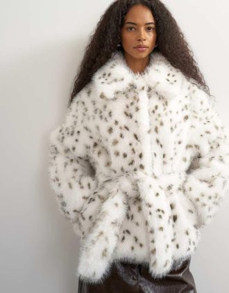 Topshop manteau court ceintur&eacute; en faux-fur &agrave; pois-Blanc