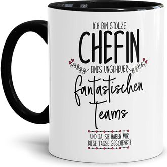 Tassendruck Tasse mit Spruch - Lustige Tasse Chefin - Stolze Chefin eines fantastischen Teams - Geschenkidee f&uuml;r die Beste Chefin - Keramik, Innen & Henkel Schwar