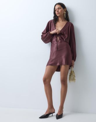 Asos robe courte en satin &agrave; d&eacute;collet&eacute; plongeant et manches chauve-souris-Blanc