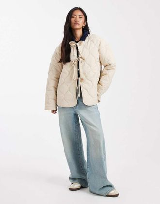 Vero Moda Veste matelass&eacute;e avec liens nou&eacute;s sur lavant - Gr&egrave;ge-Neutre