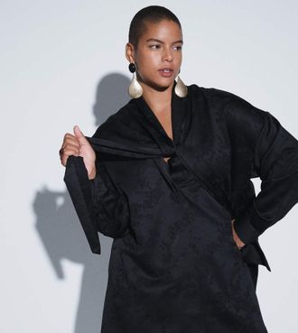 Asos Curve ASOS DESIGN Curve robe courte jacquard avec lien au cou en noir