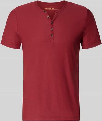 Mc Neal T-Shirt mit V-Ausschnitt und Knopfleiste