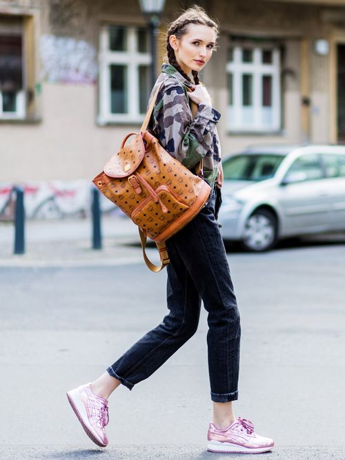 Le mannequin Anna Wilken paire de baskets métalliques rose et jean brut